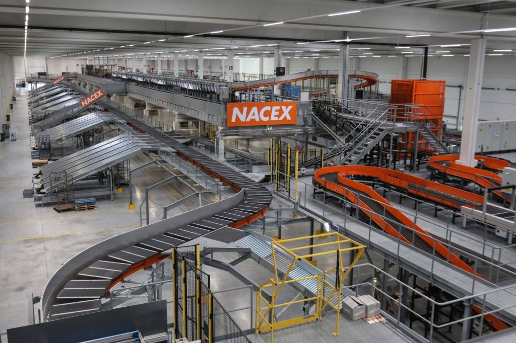 La nueva plataforma de NACEX en Coslada, en El País